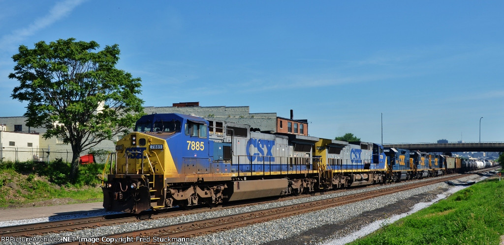 CSX 7885 leads an 8900 foot long mixer west.